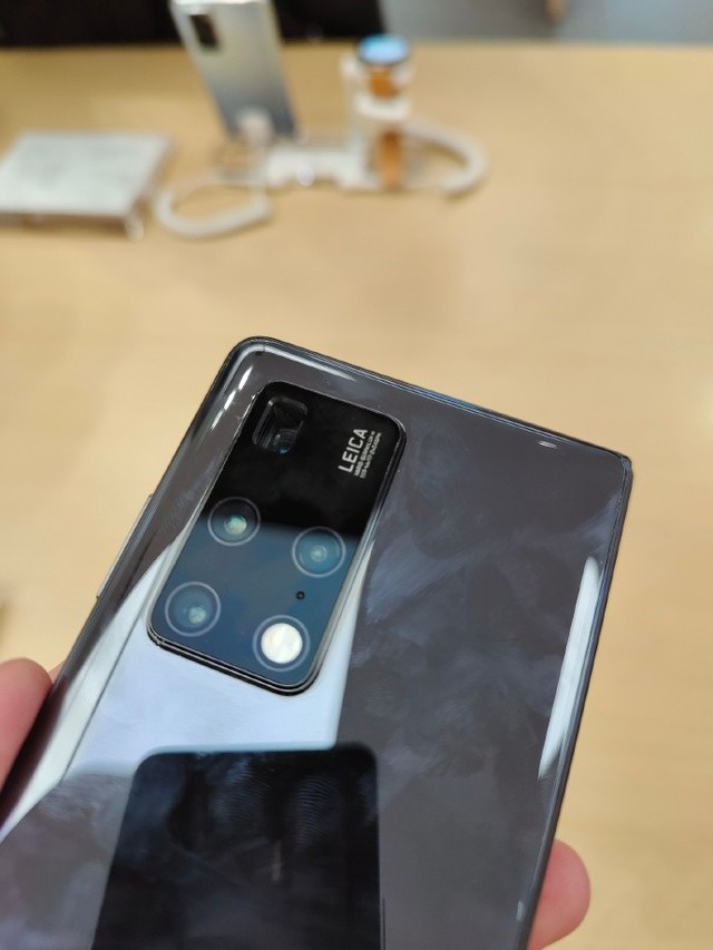 实体店体验华为最新折叠屏手机Mate X2-中关村在线头条