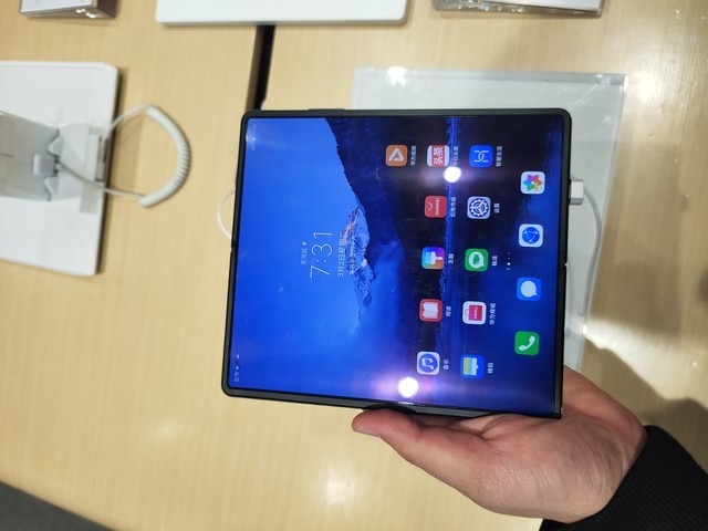 实体店华为Mate X2体验-中关村在线头条
